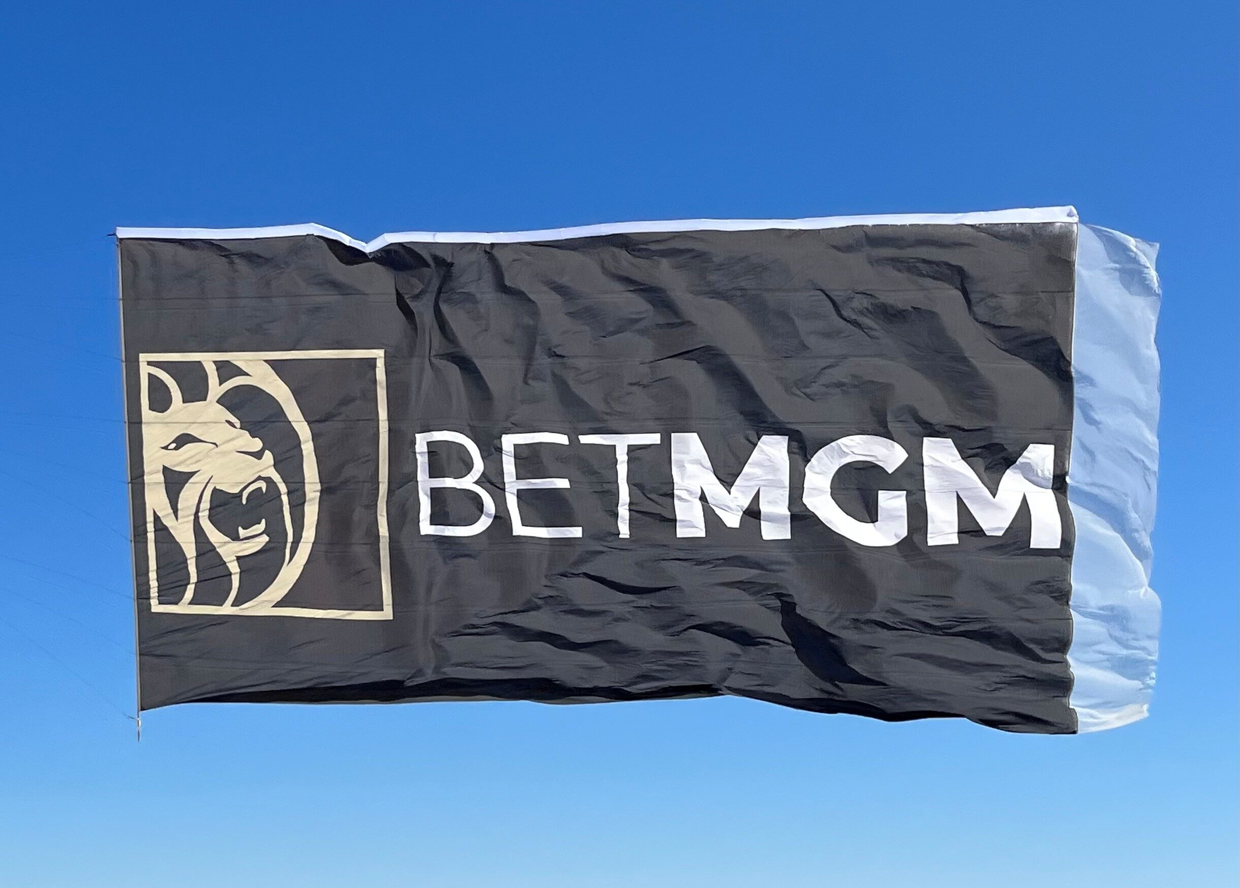 How’d They Do That? The Mesmerizing Way Aerial Banners Fly - Airsign ...